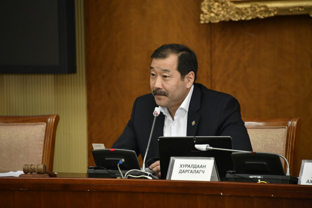 Ж Бат Эрдэнэ Мэдээлэл танилцуулга хийсэн болоод хөвөөд яваад байж