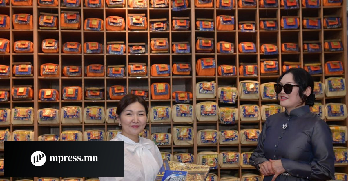 “Үндсэн үлгэр” номыг Үндэсний номын санд гардууллаа